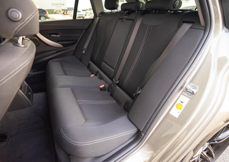 Pelēks BMW 318 2018 Rīga, ar dzinēja tilpumu 2.00 L un nobraukumu 278 tūkst. km par 10550 €, foto 31 vietnē AUTOMOTO.COM.LV