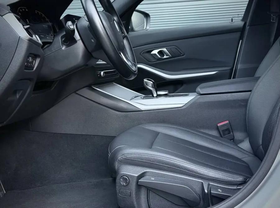 Grey BMW 318 2021 in Riga, with an engine capacity of 2.00 L and mileage of 196 thousand km for 18500 €, photo 12 on AUTOMOTO.COM.LV