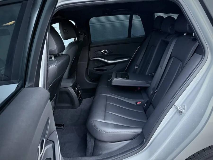Grey BMW 318 2021 in Riga, with an engine capacity of 2.00 L and mileage of 196 thousand km for 18500 €, photo 24 on AUTOMOTO.COM.LV
