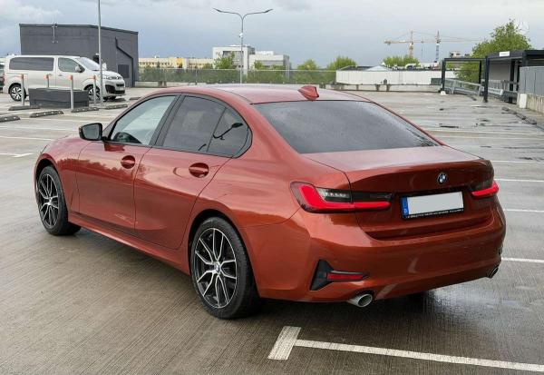Orange BMW 318 2020 in Vilnius, with an engine capacity of 2.00 L and mileage of 149 thousand km for 17499 €, photo 3 on AUTOMOTO.COM.LV