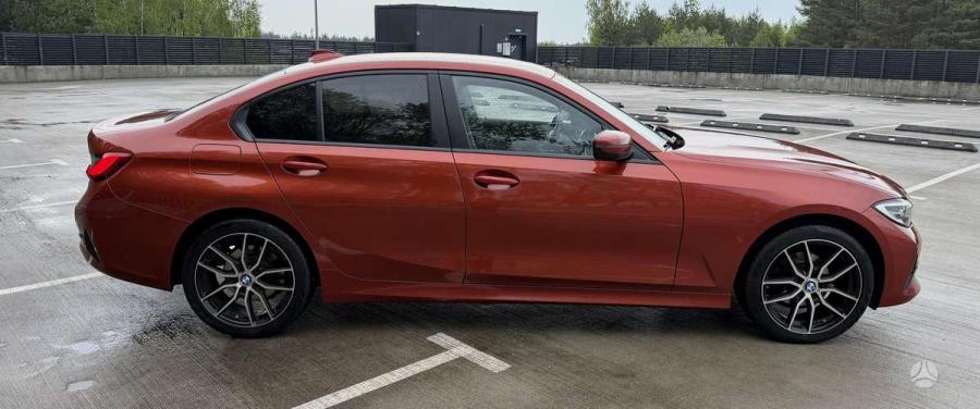 Orange BMW 318 2020 in Vilnius, with an engine capacity of 2.00 L and mileage of 149 thousand km for 17499 €, photo 7 on AUTOMOTO.COM.LV