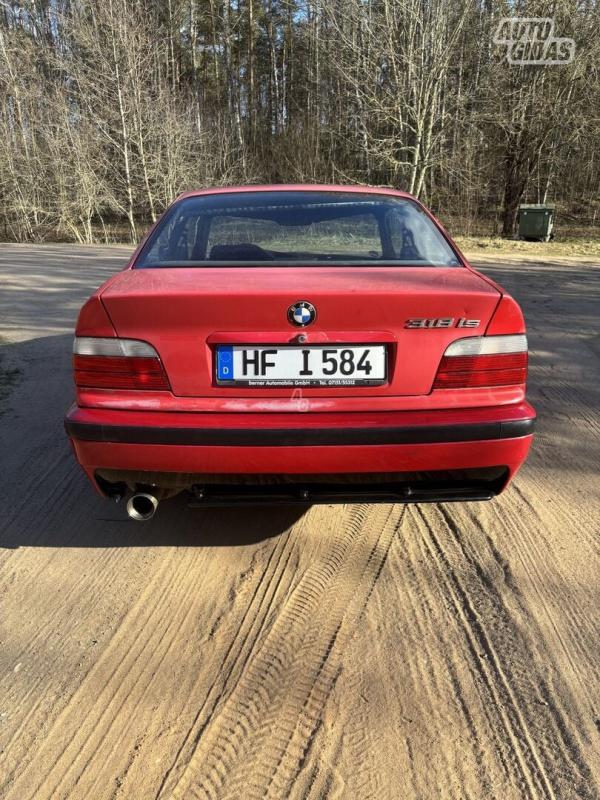 Red BMW 318 1993 in Moletai, with an engine capacity of 1.80 L and mileage of 262 thousand km for 2950 €, photo 8 on AUTOMOTO.COM.LV