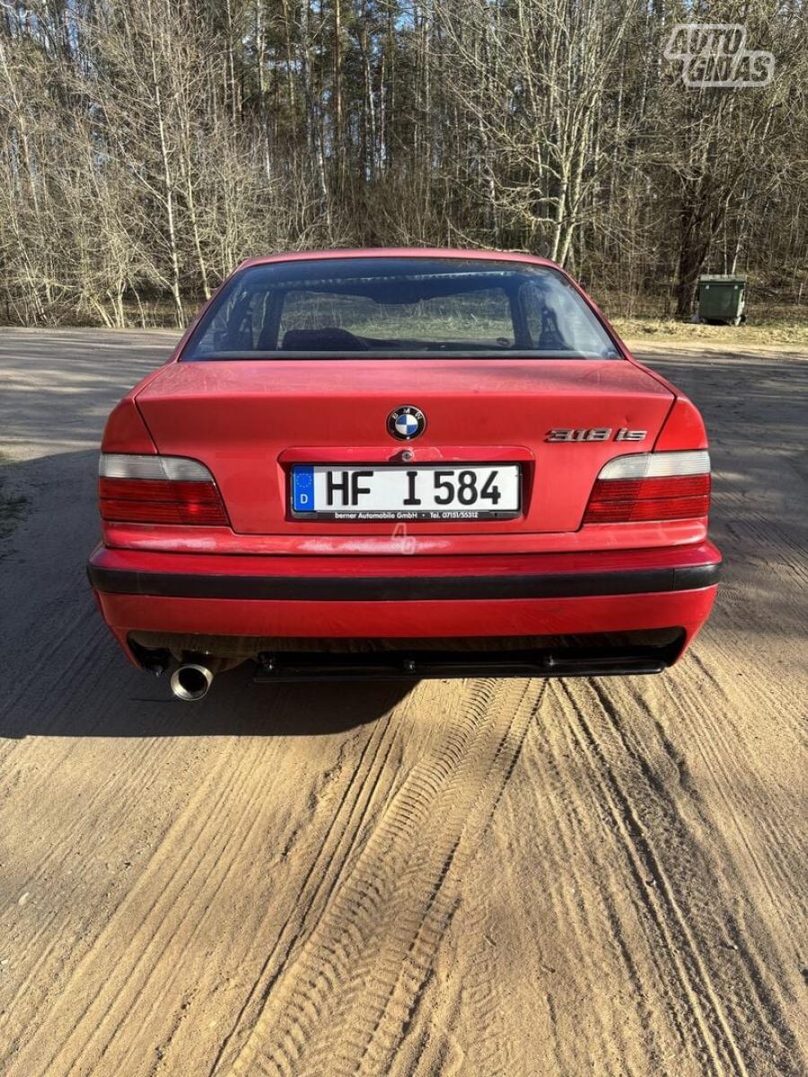 Red BMW 318 1993 in Moletai, with an engine capacity of 1.80 L and mileage of 262 thousand km for 2950 €, photo 9 on AUTOMOTO.COM.LV