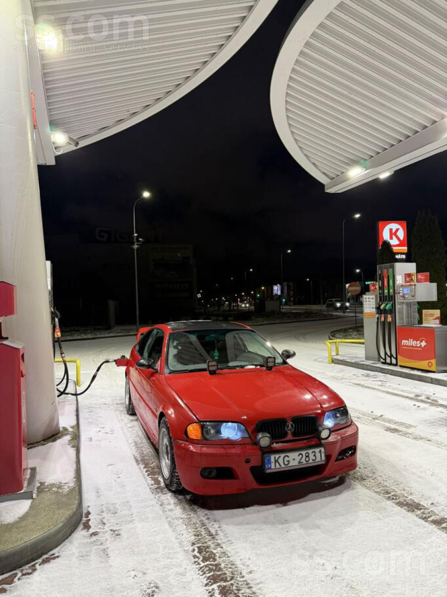 Red BMW 318 2000 in Riga, with an engine capacity of 1.90 L and mileage of 260 thousand km for 2000 €, photo 1 on AUTOMOTO.COM.LV