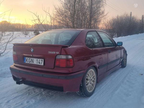 Red BMW 318 1996 in Kretinga, with an engine capacity of 1.80 L and mileage of 220 thousand km for 1650 €, photo 5 on AUTOMOTO.COM.LV