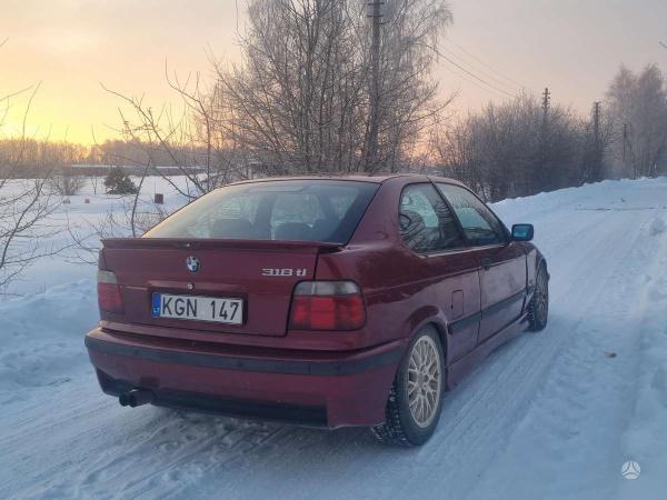 Red BMW 318 1996 in Kretinga, with an engine capacity of 1.80 L and mileage of 220 thousand km for 1650 €, photo 7 on AUTOMOTO.COM.LV