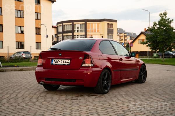 Red BMW 318 2003 in Riga, with an engine capacity of 2.50 L and mileage of 253 thousand km for 3000 €, photo 5 on AUTOMOTO.COM.LV