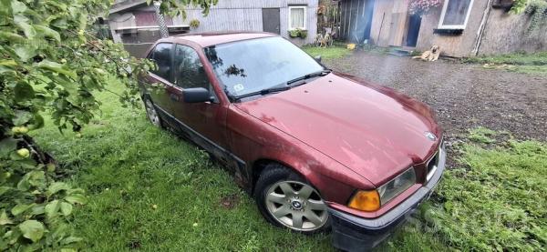 Red BMW 318 1991 in Riga, with an engine capacity of 1.80 L and mileage of 287 thousand km for 850 €, photo 2 on AUTOMOTO.COM.LV