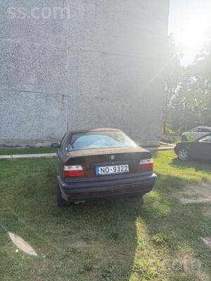 Red BMW 318 1993 in Rezekne, with an engine capacity of 1.80 L and mileage of 335 thousand km for 2600 €, photo 5 on AUTOMOTO.COM.LV