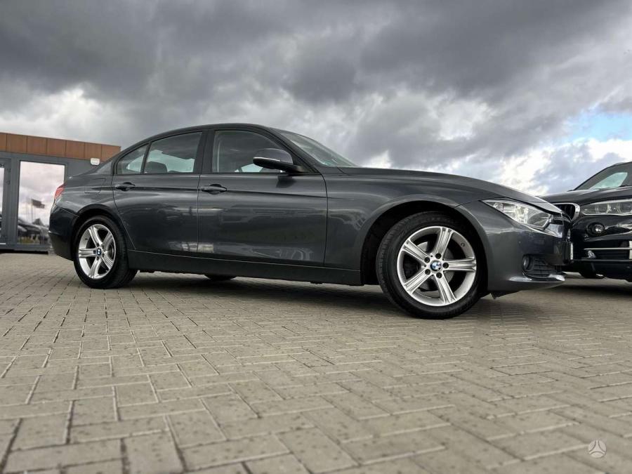 Red BMW 318 2014 in Kaunas, with an engine capacity of 2.00 L and mileage of 234 thousand km for 9550 €, photo 7 on AUTOMOTO.COM.LV