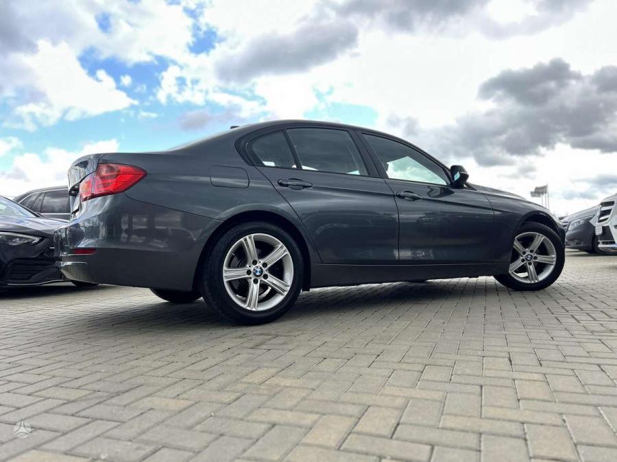 Red BMW 318 2014 in Kaunas, with an engine capacity of 2.00 L and mileage of 234 thousand km for 9550 €, photo 8 on AUTOMOTO.COM.LV