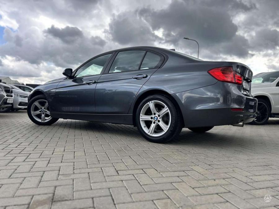 Red BMW 318 2014 in Kaunas, with an engine capacity of 2.00 L and mileage of 234 thousand km for 9550 €, photo 15 on AUTOMOTO.COM.LV