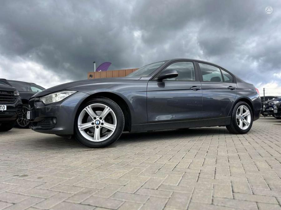 Red BMW 318 2014 in Kaunas, with an engine capacity of 2.00 L and mileage of 234 thousand km for 9550 €, photo 16 on AUTOMOTO.COM.LV
