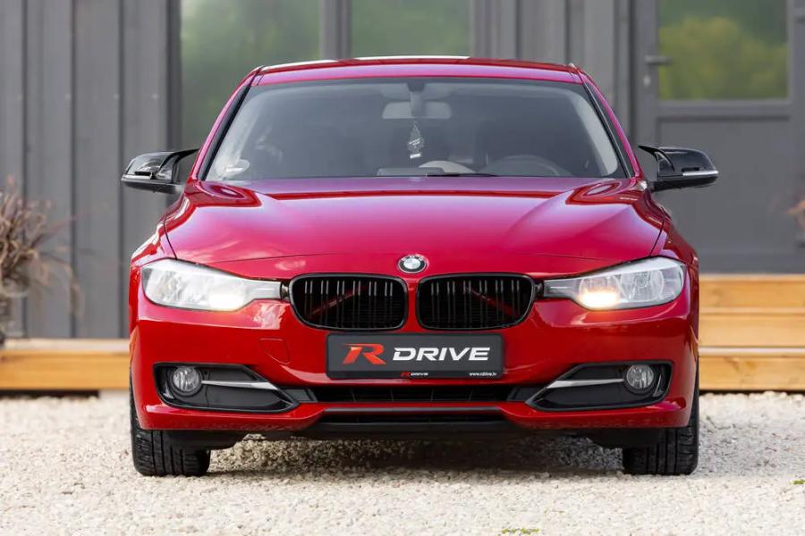 Red BMW 318 2012 in Jelgava, with an engine capacity of 2.00 L and mileage of 310 thousand km for 7500 €, photo 4 on AUTOMOTO.COM.LV