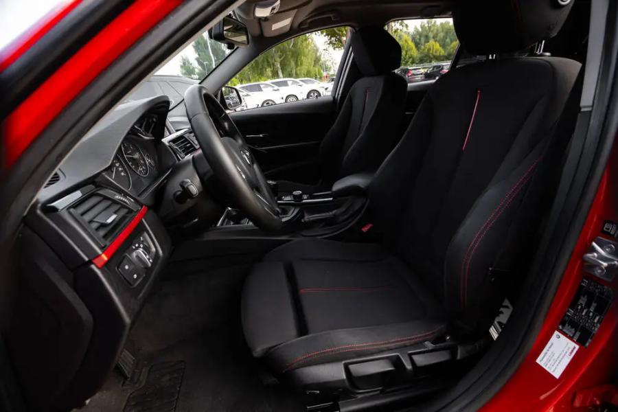 Red BMW 318 2012 in Jelgava, with an engine capacity of 2.00 L and mileage of 310 thousand km for 7500 €, photo 9 on AUTOMOTO.COM.LV