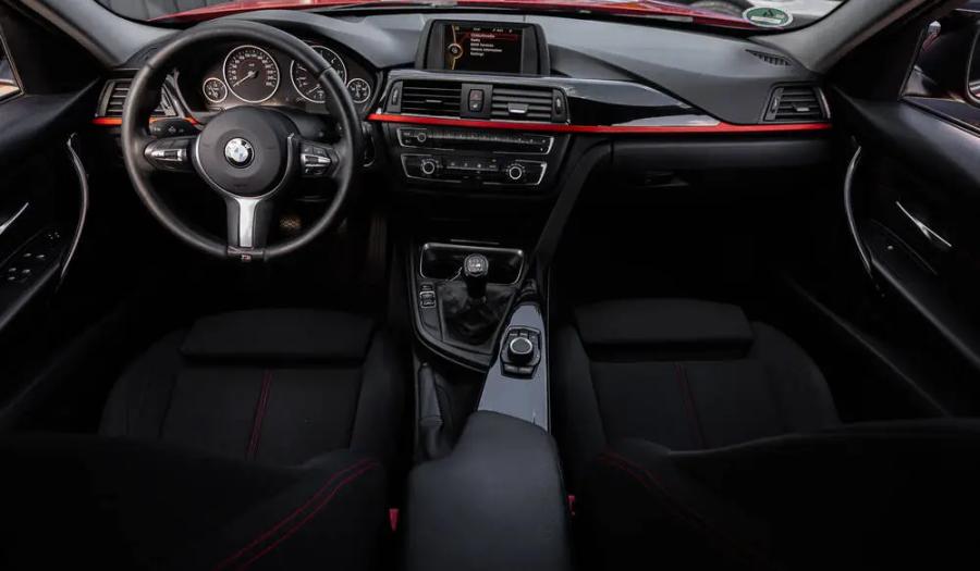 Red BMW 318 2012 in Jelgava, with an engine capacity of 2.00 L and mileage of 310 thousand km for 7500 €, photo 12 on AUTOMOTO.COM.LV