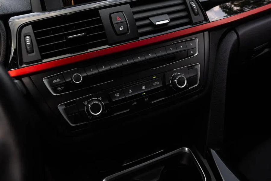Red BMW 318 2012 in Jelgava, with an engine capacity of 2.00 L and mileage of 310 thousand km for 7500 €, photo 17 on AUTOMOTO.COM.LV