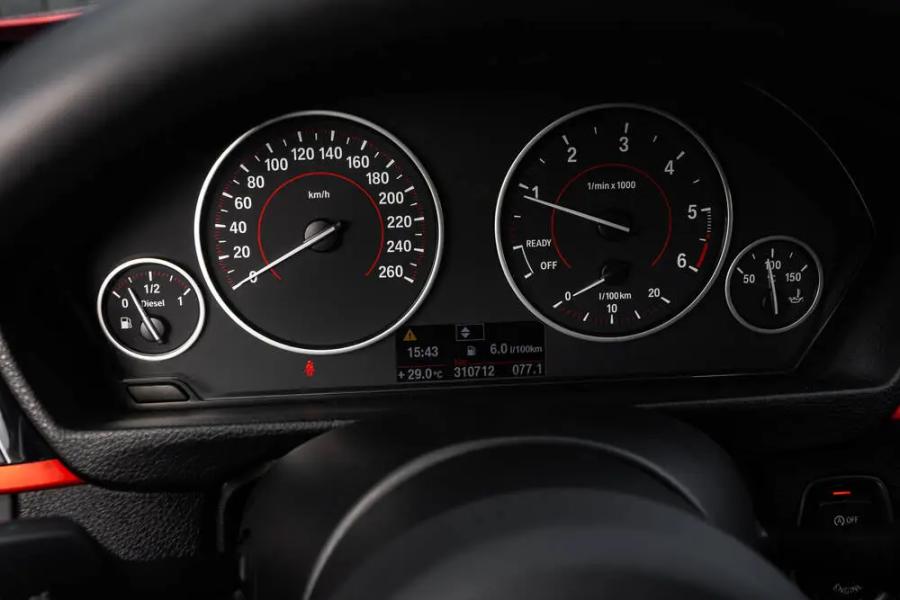 Red BMW 318 2012 in Jelgava, with an engine capacity of 2.00 L and mileage of 310 thousand km for 7500 €, photo 20 on AUTOMOTO.COM.LV