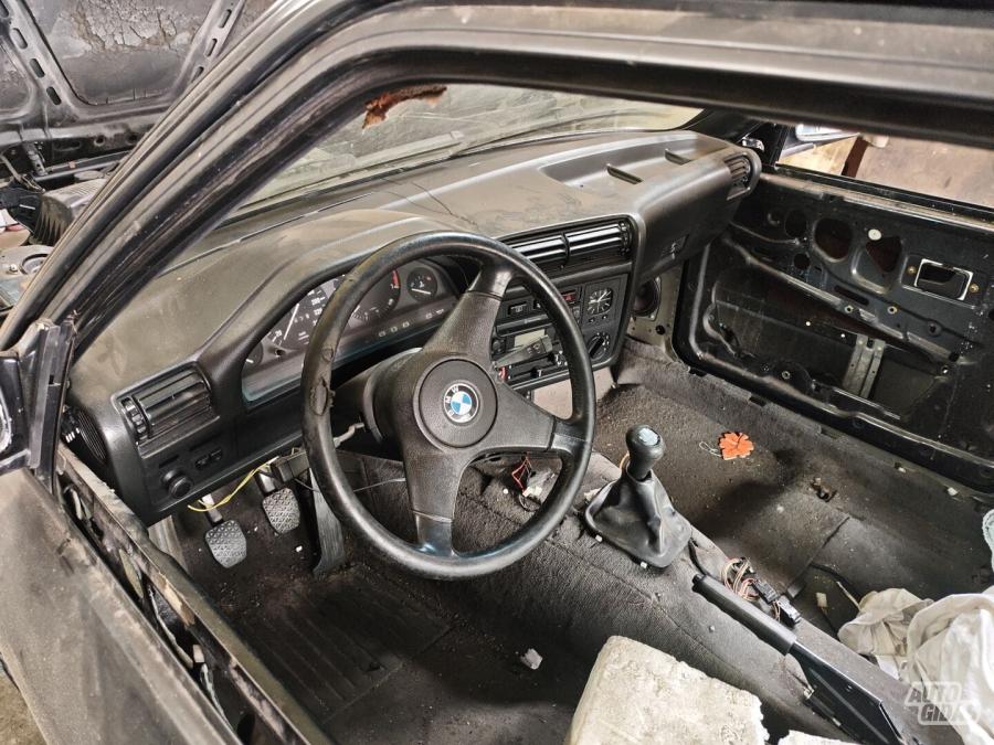 BMW 318 1989 in Klaipeda, with an engine capacity of 1.80 L and mileage of 300 thousand km for 2700 €, photo 3 on AUTOMOTO.COM.LV