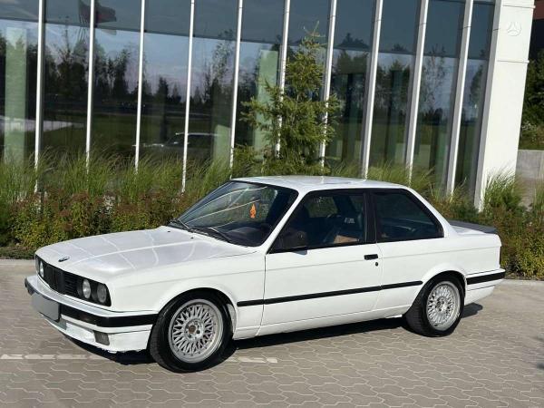 White BMW 318 1990 in Vilnius, with an engine capacity of 1.80 L and mileage of 330 thousand km for 4850 €, photo 1 on AUTOMOTO.COM.LV