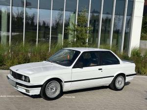 Balts BMW 318 1990 Viļņa, ar dzinēja tilpumu 1.80 L un nobraukumu 330 tūkst. km par 4850 €, foto  vietnē AUTOMOTO.COM.LV