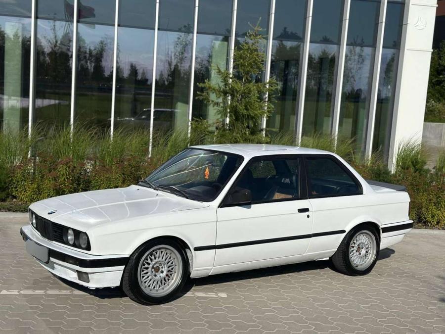White BMW 318 1990 in Vilnius, with an engine capacity of 1.80 L and mileage of 330 thousand km for 4850 €, photo 1 on AUTOMOTO.COM.LV