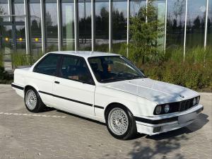 White BMW 318 1990 in Vilnius, with an engine capacity of 1.80 L and mileage of 330 thousand km for 4850 €, photo 3 on AUTOMOTO.COM.LV