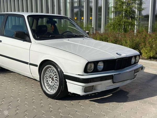 White BMW 318 1990 in Vilnius, with an engine capacity of 1.80 L and mileage of 330 thousand km for 4850 €, photo 5 on AUTOMOTO.COM.LV