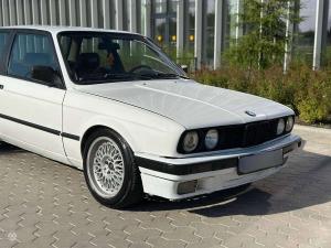 White BMW 318 1990 in Vilnius, with an engine capacity of 1.80 L and mileage of 330 thousand km for 4850 €, photo 6 on AUTOMOTO.COM.LV