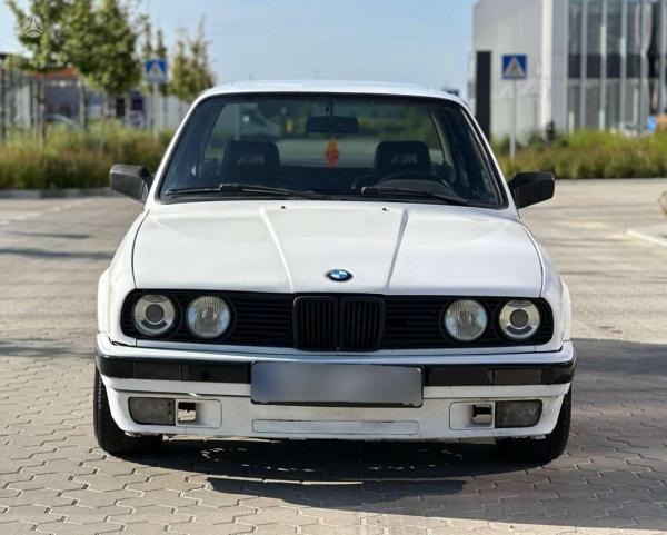 White BMW 318 1990 in Vilnius, with an engine capacity of 1.80 L and mileage of 330 thousand km for 4850 €, photo 8 on AUTOMOTO.COM.LV