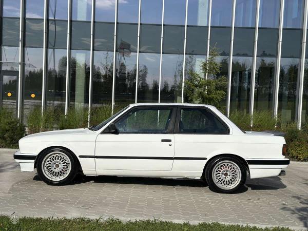 White BMW 318 1990 in Vilnius, with an engine capacity of 1.80 L and mileage of 330 thousand km for 4850 €, photo 10 on AUTOMOTO.COM.LV