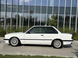 White BMW 318 1990 in Vilnius, with an engine capacity of 1.80 L and mileage of 330 thousand km for 4850 €, photo 11 on AUTOMOTO.COM.LV