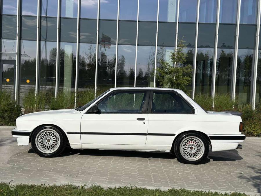 White BMW 318 1990 in Vilnius, with an engine capacity of 1.80 L and mileage of 330 thousand km for 4850 €, photo 11 on AUTOMOTO.COM.LV