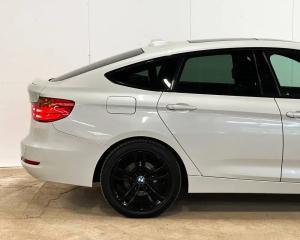 White BMW 318 2013 in Jurmala, with an engine capacity of 2.00 L and mileage of 295 thousand km for 12450 €, photo 8 on AUTOMOTO.COM.LV
