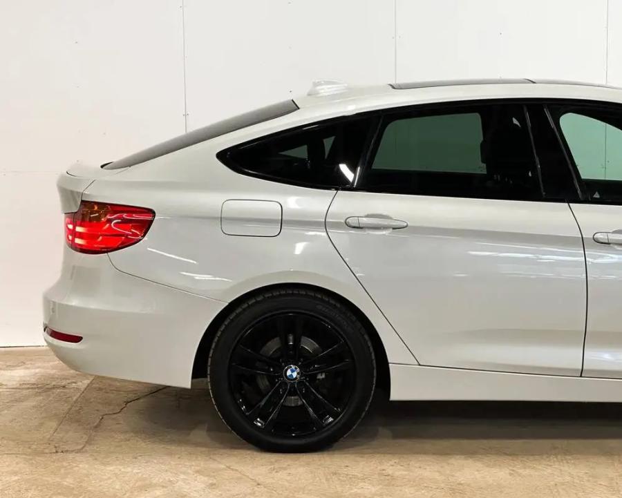 White BMW 318 2013 in Jurmala, with an engine capacity of 2.00 L and mileage of 295 thousand km for 12450 €, photo 8 on AUTOMOTO.COM.LV