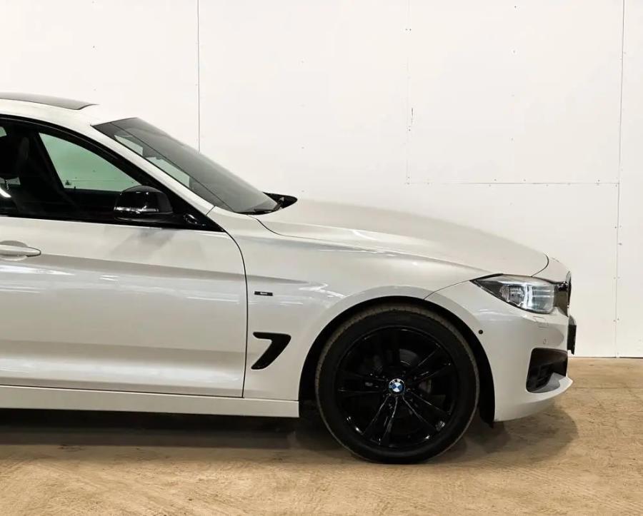 White BMW 318 2013 in Jurmala, with an engine capacity of 2.00 L and mileage of 295 thousand km for 12450 €, photo 9 on AUTOMOTO.COM.LV
