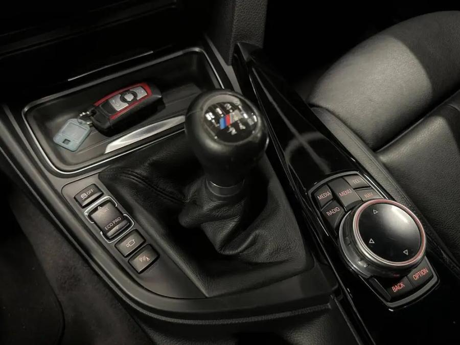White BMW 318 2013 in Jurmala, with an engine capacity of 2.00 L and mileage of 295 thousand km for 12450 €, photo 27 on AUTOMOTO.COM.LV