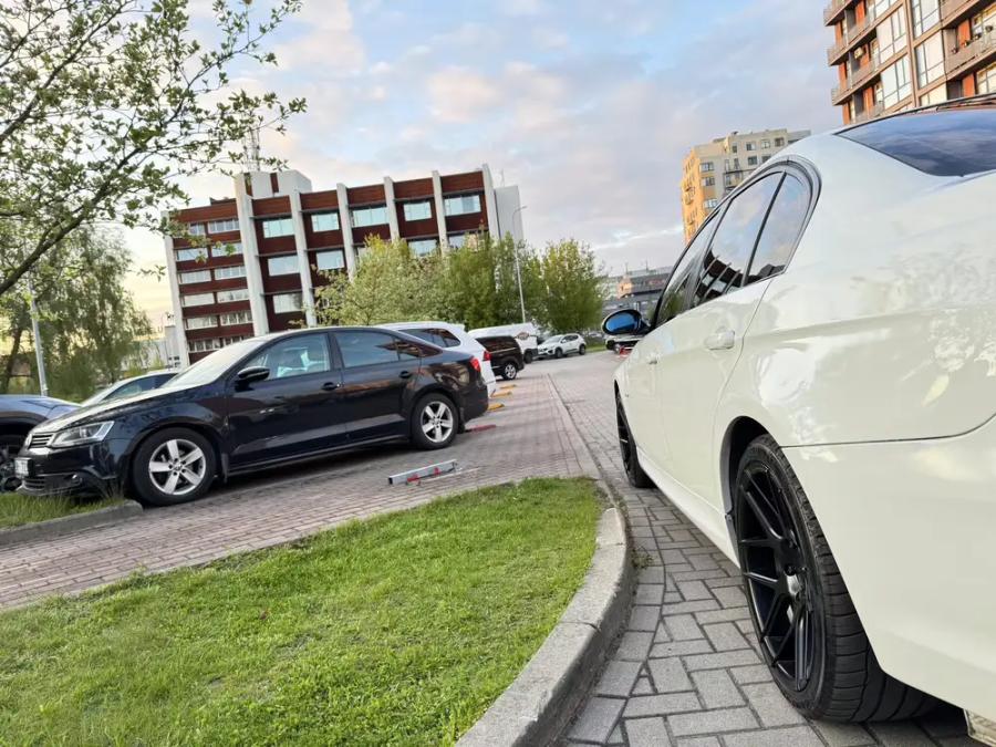 White BMW 318 2007 in Riga, with an engine capacity of 2.00 L and mileage of 367 thousand km for 4490 €, photo 4 on AUTOMOTO.COM.LV