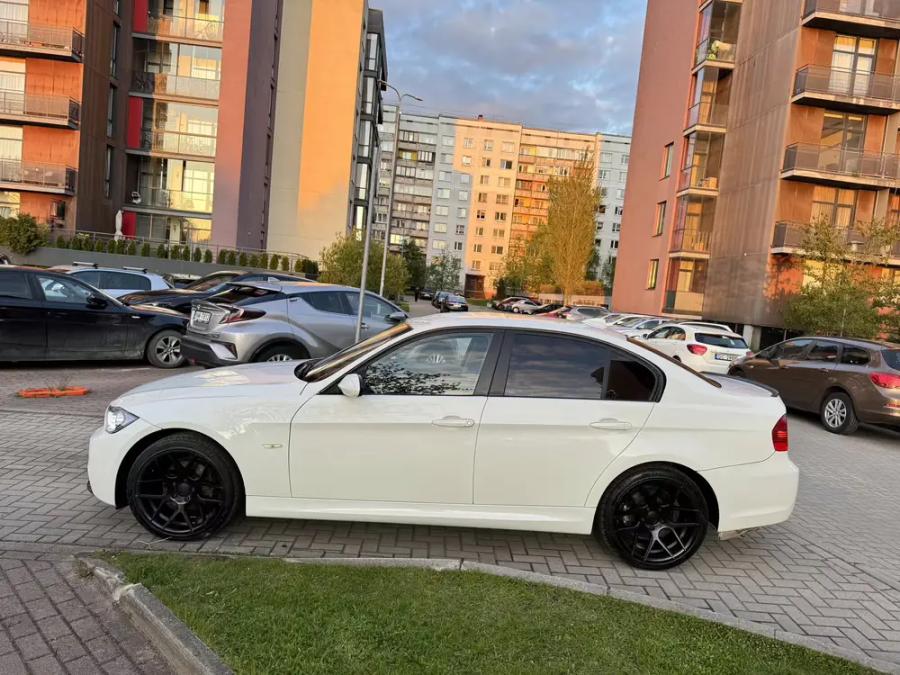 White BMW 318 2007 in Riga, with an engine capacity of 2.00 L and mileage of 367 thousand km for 4490 €, photo 5 on AUTOMOTO.COM.LV