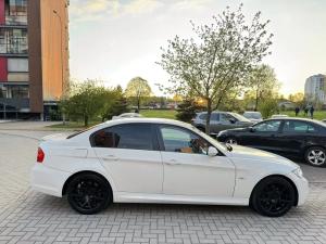 White BMW 318 2007 in Riga, with an engine capacity of 2.00 L and mileage of 367 thousand km for 4490 €, photo 8 on AUTOMOTO.COM.LV