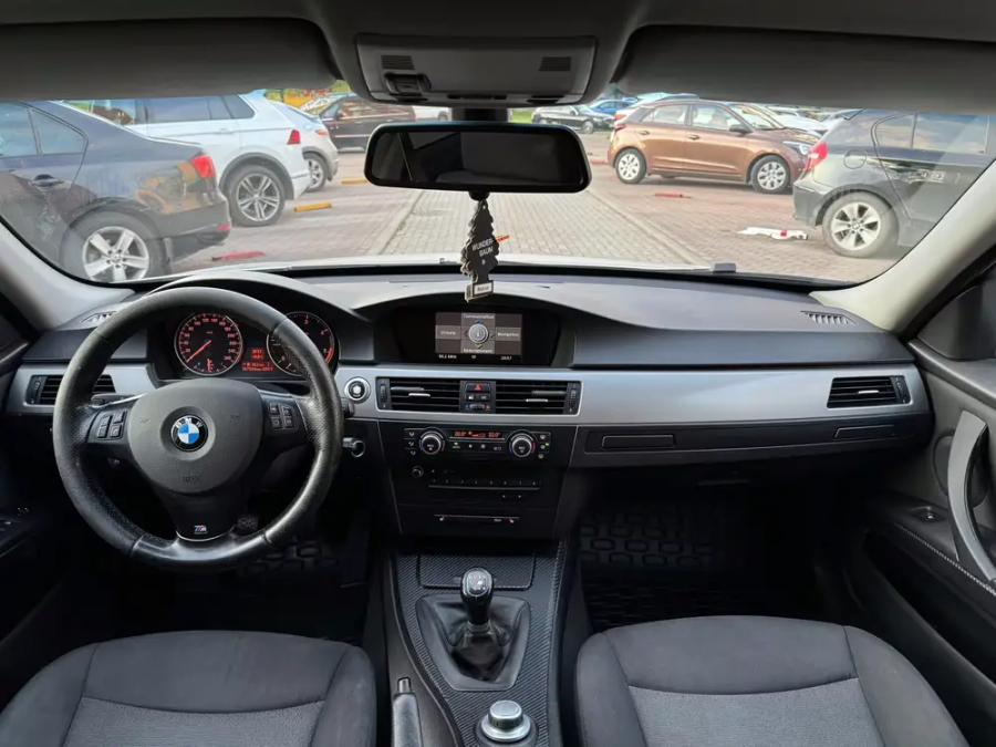 White BMW 318 2007 in Riga, with an engine capacity of 2.00 L and mileage of 367 thousand km for 4490 €, photo 13 on AUTOMOTO.COM.LV