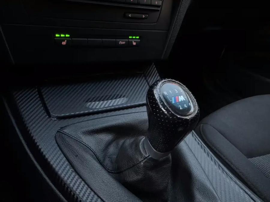 White BMW 318 2007 in Riga, with an engine capacity of 2.00 L and mileage of 367 thousand km for 4490 €, photo 16 on AUTOMOTO.COM.LV