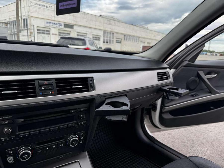 Balts BMW 318 2008 Panevēža, ar dzinēja tilpumu 2.00 L un nobraukumu 265 tūkst. km par 1350 €, foto 14 vietnē AUTOMOTO.COM.LV