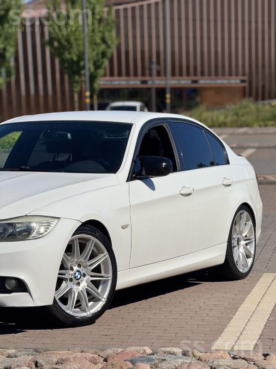 White BMW 318 2009 in Riga, with an engine capacity of 2.00 L and mileage of 332 thousand km for 4999 €, photo 11 on AUTOMOTO.COM.LV