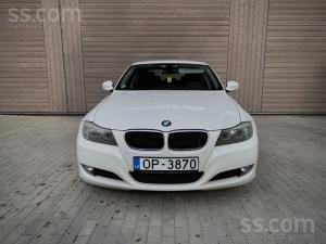 White BMW 318 2011 in Jelgava, with an engine capacity of 2.00 L and mileage of 376 thousand km for 4680 €, photo 3 on AUTOMOTO.COM.LV