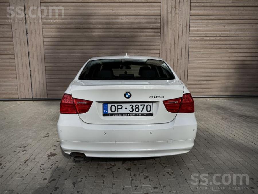 White BMW 318 2011 in Jelgava, with an engine capacity of 2.00 L and mileage of 376 thousand km for 4680 €, photo 6 on AUTOMOTO.COM.LV