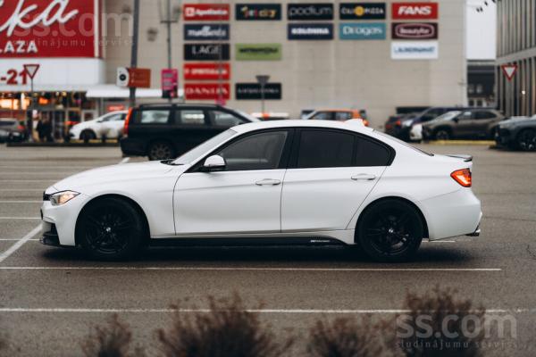 White BMW 318 2012 in Riga, with an engine capacity of 2.00 L and mileage of 315 thousand km for 6000 €, photo 3 on AUTOMOTO.COM.LV
