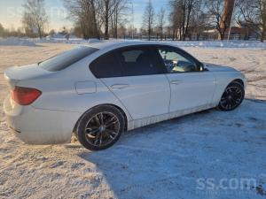 White BMW 318 2012 in Riga, with an engine capacity of 2.00 L and mileage of 274 thousand km for 7000 €, photo 3 on AUTOMOTO.COM.LV