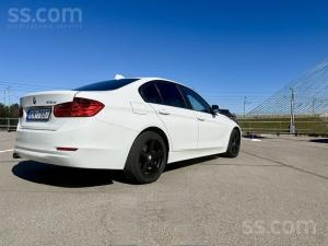 White BMW 318 2013 in Riga, with an engine capacity of 2.00 L and mileage of 230 thousand km for 8400 €, photo 3 on AUTOMOTO.COM.LV