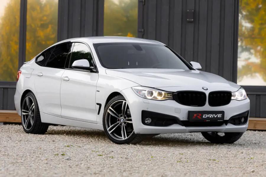White BMW 318 2013 in Jelgava, with an engine capacity of 2.00 L and mileage of 282 thousand km for 9900 €, photo 3 on AUTOMOTO.COM.LV